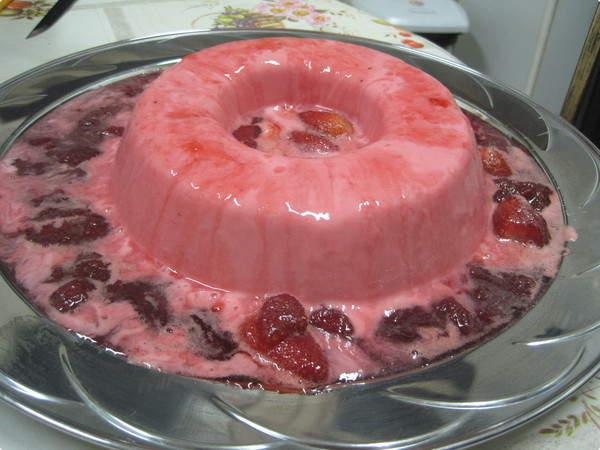 Receita de Manjar Rosa com Calda de Morangos por Neia Senna